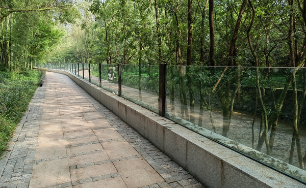 Advantages and Disadvantages of Glass Flood Protection Walls